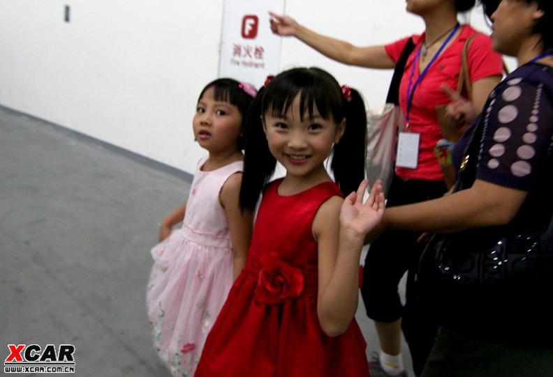 Yang Peiyi and Lin Miaoke outside of the Bird’s Nest